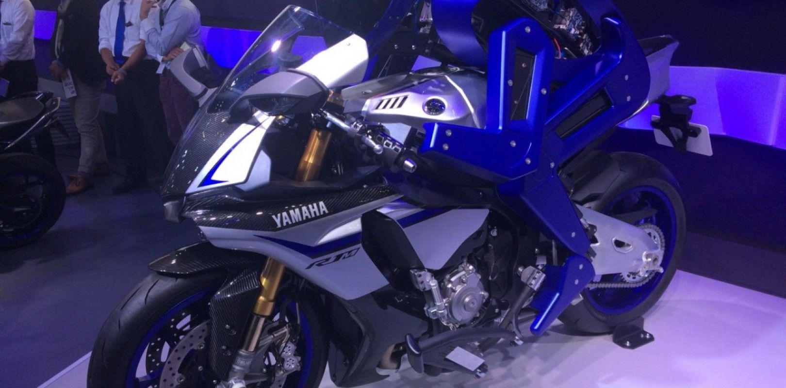 Yamaha presenta un robot capaz de conducir una motocicleta mejor que ...